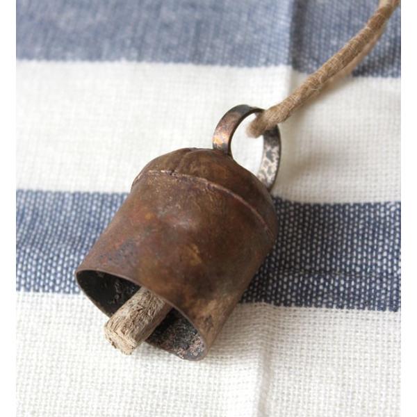 インドの修道院で100年前から作られる手作りのベルは、魔よけや悪魔祓いの意味をもつそうです。アンティークのような雰囲気ある銅と、軽量な木の組み合わせ。振ると、まぁるく奥行きのある、澄んだ音が鳴ります。麻紐などでドアにかけて音色を楽しんでくだ...