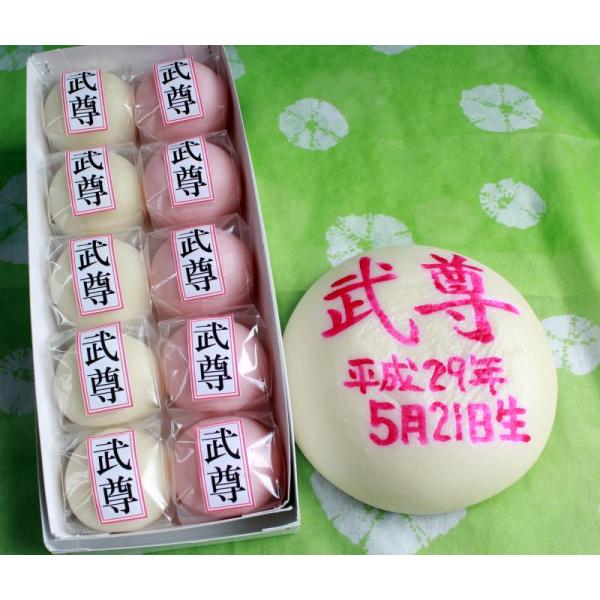 ■ご注文いただきました小分け餅は　当日搗きたてのお餅に　お名前シールを貼らせてていただき、即日発送翌日のお届けとなります■お餅に使われている紅色は、和菓子に使用される食紅102号を使用しお名前は全て手書きでひとつひとつ丁寧に書かせていただき...