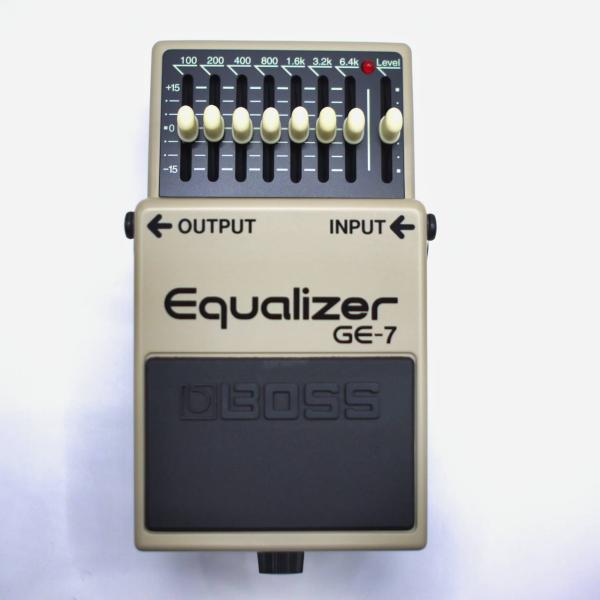 ＼ギターに最も効果的な周波数帯／<br> GE-7は、100Hzから6.4kHzの領域をブースト／カットできる7バンドのグラフィック・イコライザーです。可変幅±15dBのスライダーを操作することで、繊細なニュアンスの修正からアグ...