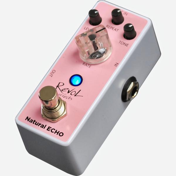 EEC-01 は、カラオケ機器などでよく用いられるエコーエフェクトをギターで簡単に再現できます。<br> RATEノブでエフェクトタイムを調整し、REPEAT及びTONEノブで音色の細かな調整が可能です。