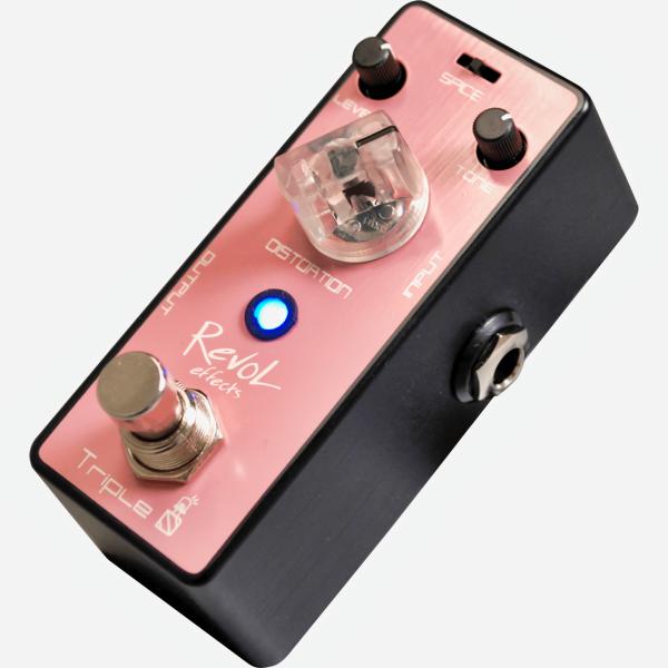 概要 「スタックアンプをフルアップした、ミッドがグッと前に出る歪みが欲しい」そんな人に刺さる、アンプライク＆ハイゲインなディストーションペダル。RevoL effects Triple D EDS-03は、ただ歪むだけじゃなく、3種類の“ス...