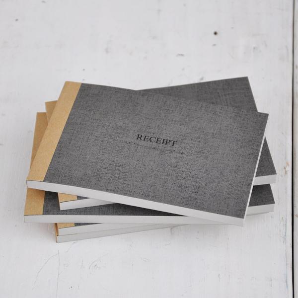 【サイズ】横140ミリ×縦90ミリ【中紙枚数】50枚【入数】1冊【内容】(1)英語版 (2)日本語版【商品情報】表紙は、布のようにザラついた珍しい紙を使用し、中紙はザラ紙のようなタイプですが、厚手の紙ですのでクラフト紙同様しっかりした厚みで...