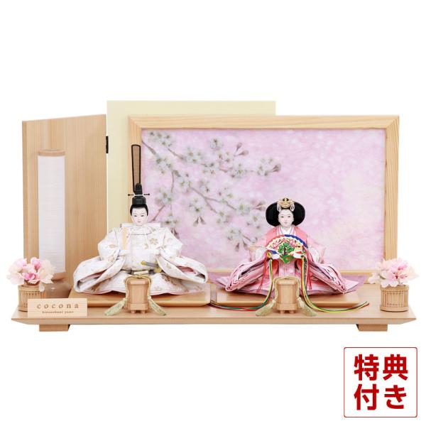 【2026年度新作雛人形】【おすすめ人気工房】 晴れやかな春の日を思わせる、デザイン性あふれる親王飾りのご紹介です。桜の下でお花見を楽しんでいるかのような、情緒ゆたかな仕立てが目を惹きますね。風合い豊かな檜台に合わせた屏風も、桜の情景を押し...