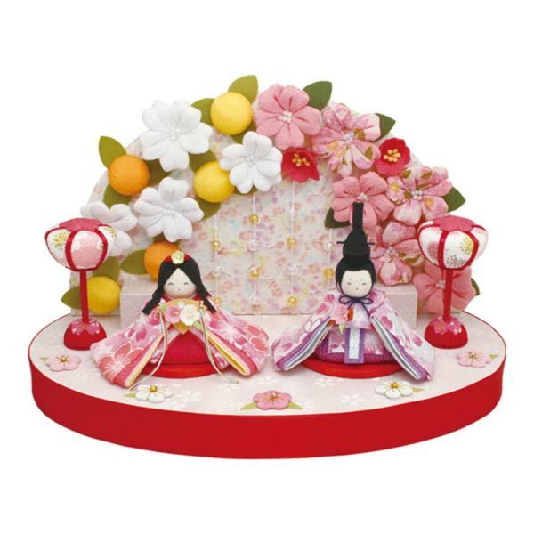 【2026年度新作雛人形】 和雑貨に定評のあるリュウコドウの雛人形「ぷりてぃ舞桜花舞台」です。円形の飾り台にちりめん生地で仕立てたお人形をあわせた、可愛らしいセットです。衝立には、アーチを描くように立体的な桜橘があしらわれました。ちりめんの...