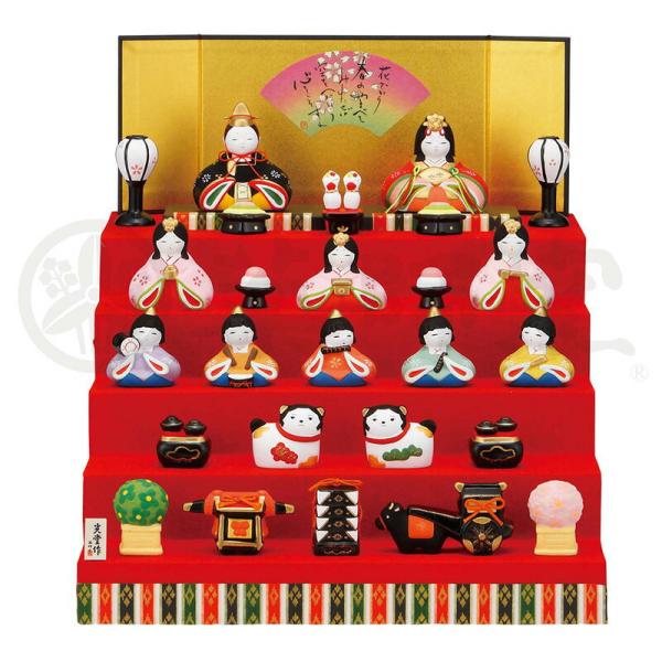 【2026年度新作雛人形】 季節のインテリアとしておすすめの、陶器ブランド「薬師窯」から陶人形のお雛様です。お人形からお道具まで、職人によって一つ一つ丁寧に彩色が施されています。間口26cmのとてもコンパクトな仕立てで、アパートやマンション...