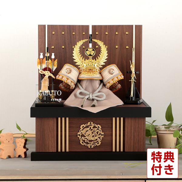 【2026年度新作五月人形】 宝童監修「白金徳川兜」4号収納飾りです。人気の武将、徳川家康の兜飾りを、コンパクトな収納飾りで仕立てました。徳川兜の特徴、獅子噛に歯朶の葉の前立てに、吹返しにも徳川家の家紋「葵紋」をあしらいました。天下人の家康...