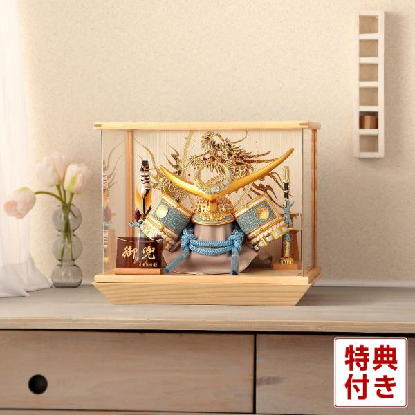 【2026年度新作五月人形】 宝童監修「白金北斗上杉兜」8号ケース飾りです。白と金色を基調に仕立てたスタイリッシュな兜には、魔除けや立身出世の象徴ともいわれる龍をあしらった、日輪三日月前立てが輝きます。吹返しに配した上杉家の家紋「竹に飛び雀...