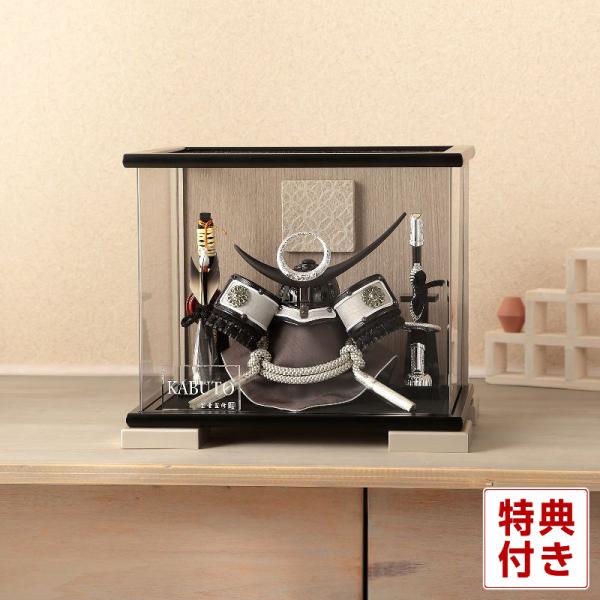 【2026年度新作五月人形】 宝童監修「黒銀上杉兜」5号です。「毘沙門天の化身」「越後の龍」と呼ばれた、戦国屈指の戦術家・上杉謙信の兜は日輪三日月前立てが特徴。護身などにご利益がある摩利支天を象徴とした日輪がつややかに輝きます。黒とシルバー...