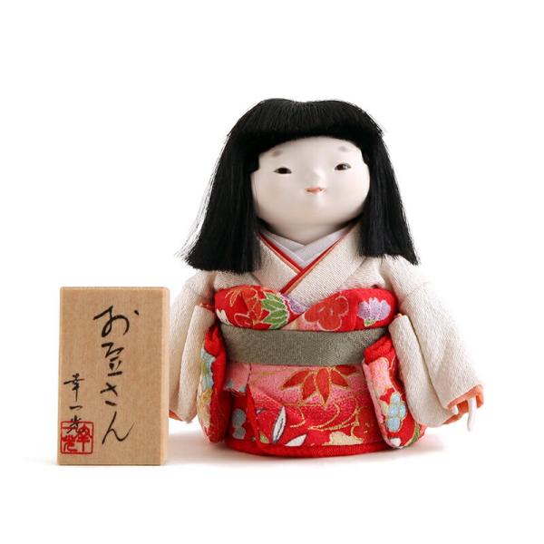 【幸一光 作】【2026年度新作浮世人形】 百貨店でおなじみの人気作家、幸一光の可愛らしいお人形のご紹介です。とても小さな衣裳着人形ながら、お顔は「入れ目」で目を入れて製作、衣裳は正絹生地を使用するなど、小振りながらも細部にまでこだわって製...