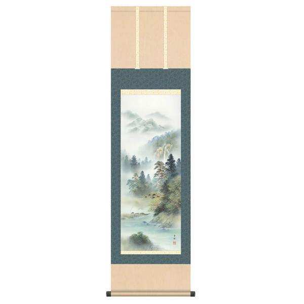 【掛軸業界大手の三幸】【2026年度新作】 遥かな峰々から降りる涼風が麓の木々に活力を与える、渓流の姿を描きました。深山渓谷の壮大な景色を雄渾の筆づかいで描いた逸品です。 サイズ：幅44.5×高さ約164cm