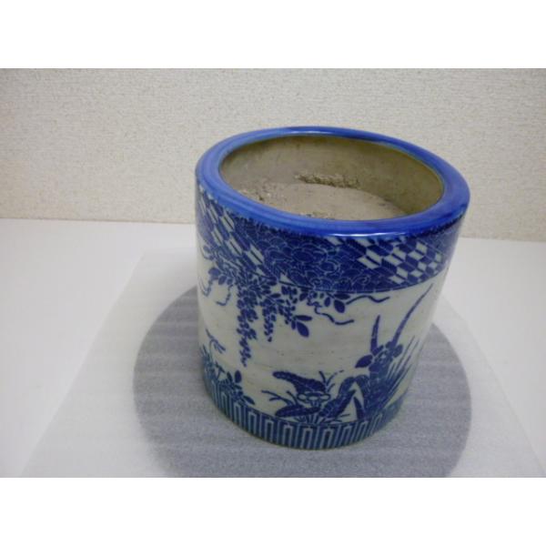 表面にポツポツのある、手あぶり火鉢、灰付の中古です。