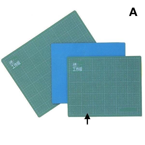 ◆青色で光沢のある側が粘土板で、緑色の1cm方眼の付いた側が板をキズつけず安全にカッターナイフを使う作業のできるカッター板です。◇0.3×26×32cm　◇積層構造　◇粘土板＋カッター板（1cm方眼印刷）