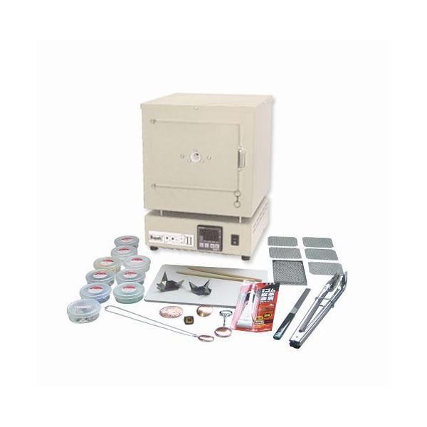 ◆七宝制作をすぐに始められるフルセットです。＜セット内容＞◇七宝電気炉ホビー型（1） ◇不透明絵の具3色（各15g） ◇透明七宝絵の具3色（各15g） ◇色粒混絵の具4色（各5g） ◇引き絵の具30g（1） ◇ＣＭＣ5g（1） ◇ホセ（2）...