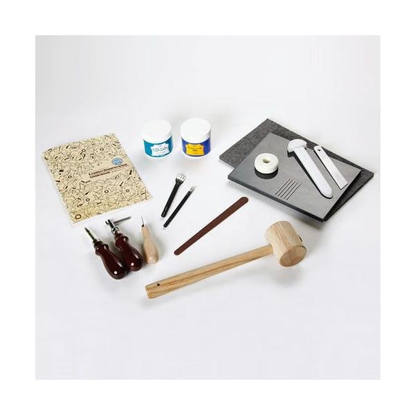 ◆手縫いでキットを制作するための基本的な工具が入ったセットです。◆好きなアイテムを選んで手軽にレザークラフトを始めることができます。※取り寄せ商品の為、発送まで5日〜1週間ほどお時間をいただきます。＜セット内容＞◇2本ヒシ目打ち(2mm巾)...
