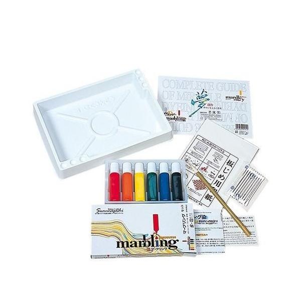 ◆水面に墨汁や顔料などを浮かべ、これを静かに吹いたりして動かし、多様な波形模様をつくり、その上に吸水性のある紙などをあてて写しとります。◆すぐにマーブリングが楽しめるセットです。【マーブリングの手順】 1.バットに水を入れ、乾いた新聞紙を水...