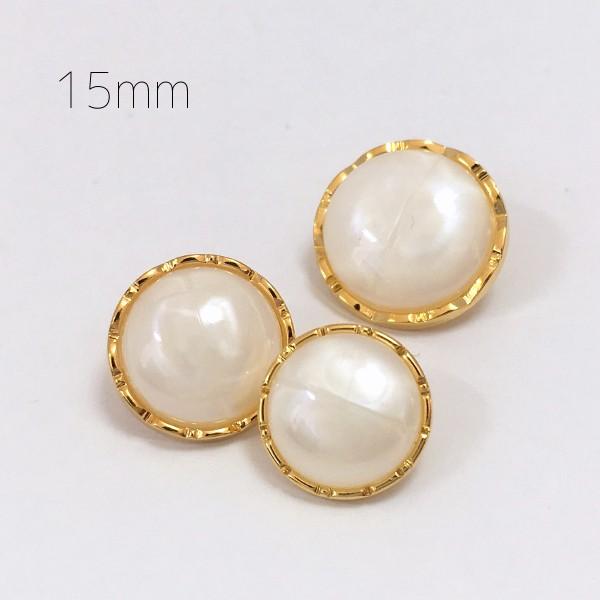 【発売日：2016年02月28日】パール調（ナイロンパール）とゴールドの組み合わせが可愛いボタンです。フチの模様が立体的でキラキラと反射します。G（ゴールド）の1色展開です。▼商品詳細▼【サイズ】直径15mm　※全体高さ…8mm、足除く厚み...