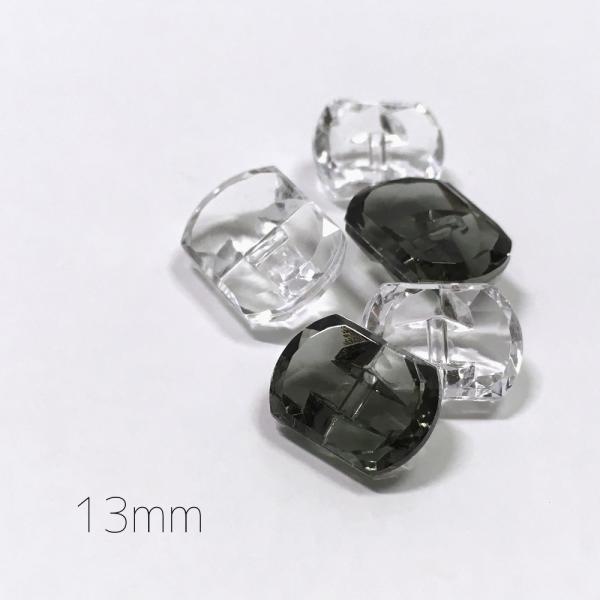 【発売日：2017年06月27日】ガラスボタンのような透明感のアクリルボタンです。キラキラとした輝きがきれいなエメラルドカット型です。▼商品詳細▼【サイズ】直径13mm　※ボタン厚み…6mm【入数】5個入り【材質】アクリル【カラー展開】　・...