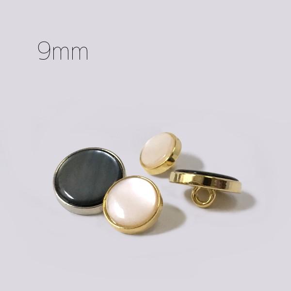 【発売日：2012年05月02日】ゴールド・シルバーの真鍮の台と、貝調ポリエステルを組み合わせたボタンです。シンプルだけど高級感ある真鍮が、ブラウスやワンピースなどを上品な雰囲気にしてくれます。※こちらの商品は生産中止のため、在庫が無くなり...