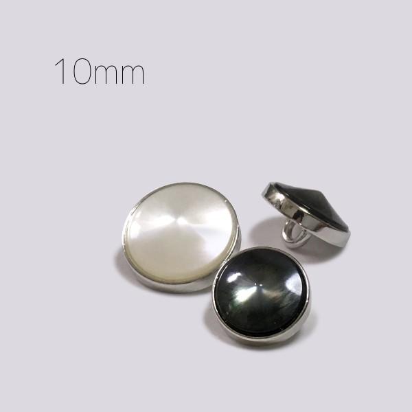 【発売日：2012年05月01日】シルバーの真鍮の台と、貝調ポリエステルを組み合わせたボタンです。貝調ポリは横から見るとなだらかな円錐のような形をしています。シンプルだけど高級感ある真鍮が、ブラウスやワンピースなどを上品な雰囲気にしてくれま...