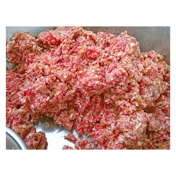 北海道産牛100％と北海道産豚100％の合挽ハンバーグ。合い挽き比率は、牛4：豚6となります。牛肉だけのハンバーグだとどうしても価格が上がるのと、調理に工夫をしないと脂身が多くバサバサな食感になるところを豚肉を混ぜることで、価格と食感のバラ...