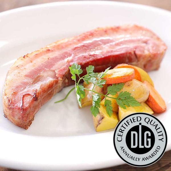 茨城県産銘柄豚常陸の輝き使用。一つ一つのバラ肉に、手で塩を擦り込んでいき（乾塩法）、長期熟成。直下式の窯で炭火乾燥、桜の薪でじっくりとスモーク（燻煙）。原料豚の肉質にこだわり、脂身が最高の旨味を引き出した、桜の薪の薫りがよいベーコン。スライ...