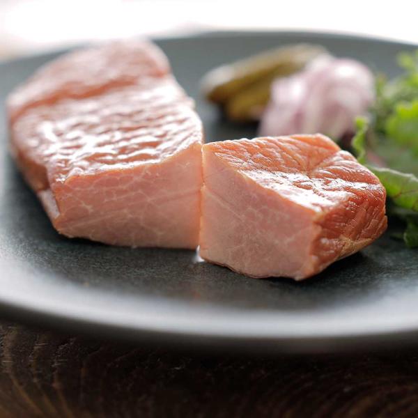 脂身がほぼない赤身のモモ肉で作ったベーコン。歯ごたえがあり噛み締めるほど味が出て、おつまみに最適です。火を通すお料理には向いていないので、スライスしてそのままお召し上がりください。切るだけで最高の晩酌のお供になります。お酒の好きな方への贈り...