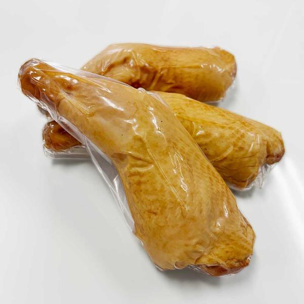 クリスマスの食卓を彩る、筑波ハムの新しいチキンレッグ。国産鶏肉使用。鶏もも肉を使用し、筑波ハムならではの製法でじっくりと熟成。その後、直火と炭火で丁寧に乾燥させ、仕上げに桜の薪でくん製しました。鶏肉のしっとりとした食感と、噛むほどに広がる旨...
