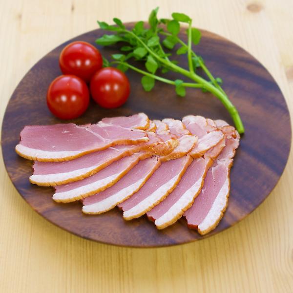 高級食材として知られる合鴨の中でも厳しい条件で生産される「京鴨」を使った燻製のハーフサイズです。濃い赤色の肉厚な胸ロース肉はコクのある味わい。鴨の脂は融点が低いため、さらっとお口の中で溶けだします。温かいお蕎麦にスライスした京鴨の燻製を乗せ...