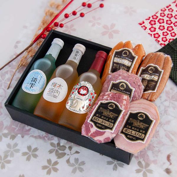 木内酒造×筑波ハム 茨城県コラボギフト。 お酒をちょっと嗜みたい方へ、茨城県名産品の贈り物はいかがでしょうか。木内酒造の甘めのスパークリングのお酒と、お酒に合う筑波ハム製品を詰め合わせました。木内酒造『スパークリング清酒　淡雫』『しゅわしゅ...