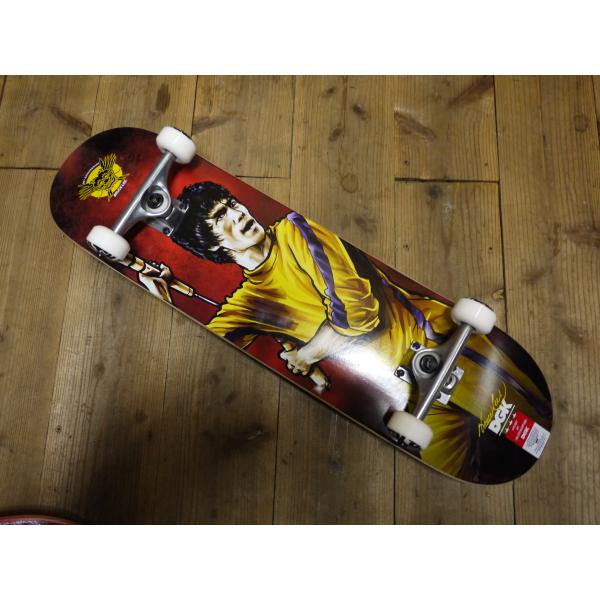 ■商品詳細■メーカー DGK■定価 \17000+税ディージーケー国内正規品です。　人気のDGKです。私も大ファンのブルースリーモデル。80周年記念限定発売です。今後コレクターの間で高値で取引される可能性ありです。。 。ウィール 52mm,...