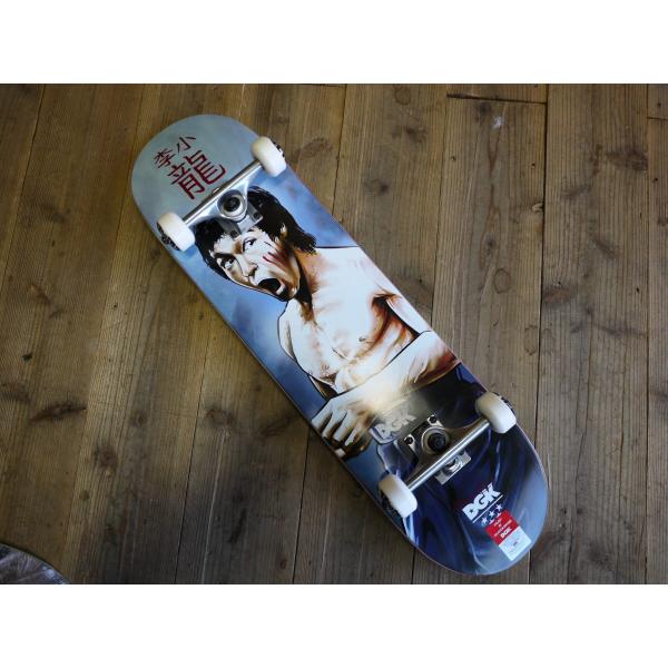 ■商品詳細■メーカー DGK■定価 \17000+税ディージーケー国内正規品です。　人気のDGKです。私も大ファンのブルースリーモデル。80周年記念限定発売です。今後コレクターの間で高値で取引される可能性ありです。。 。ウィール 52mm,...