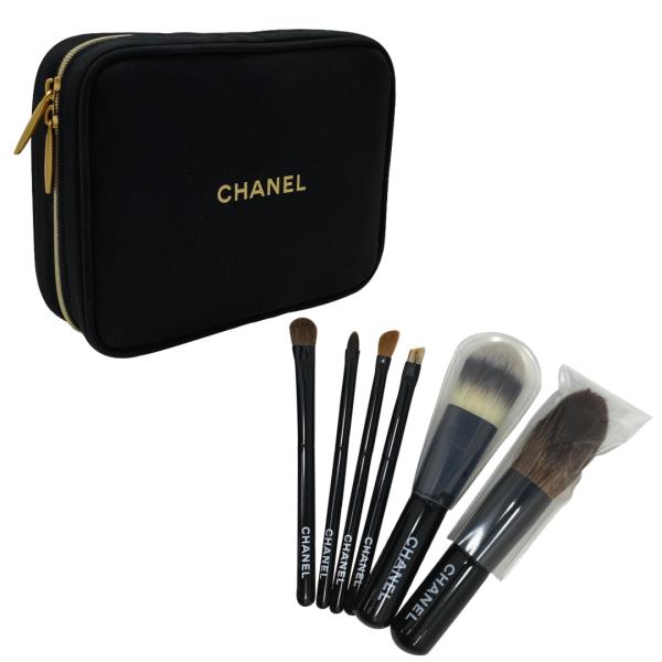 【商品名】LES MINIS DE CHANEL 2010（レ ミニ ドュ シャネル 2010）【ブランド】CHANEL（シャネル）【セット内容】・コスメポーチ・ファンデーションブラシ・パウダー＆チークブラシ・アイブロウブラシ・アイシャドウ...