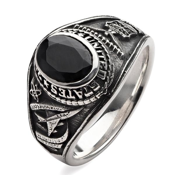 ブラックストーンの輝きが美しいシルバー925製のアメリカ空軍カレッジリングです。石はブラックダイヤモンドのように輝く、オーバルシェイプのブラックCZ（キュービックジルコニア）をセットしました。石の周りには、UNITED STATES AIR...