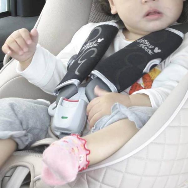 BD-110　ベルトカバー　ミッキーマウスコットン混紡のやわらかい素材がチャイルドシートの型ベルトの摩擦等からお子様の肌をやさしく守ります。また、よだれ等の汚れから肩ベルトを守ります。肩ベルトに面ファスナーでとめるだけなので、選択する際に着...