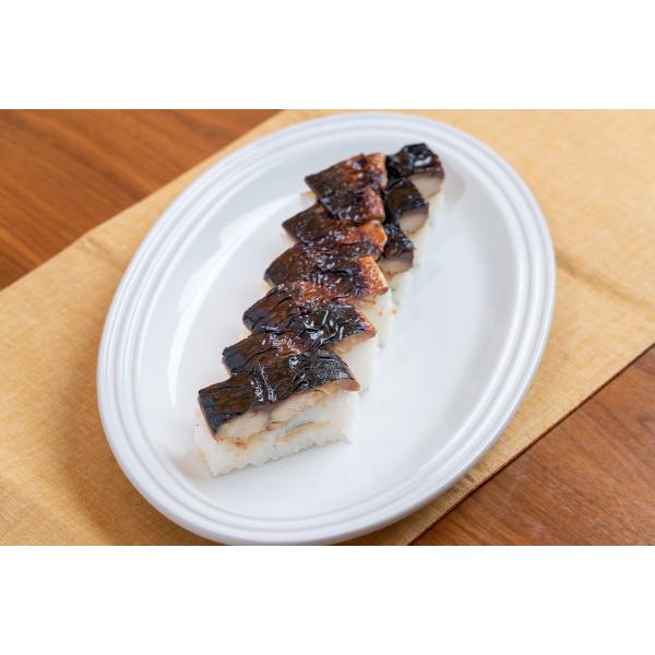 脂がのった国産の真鯖を特製の秘伝のタレで味付けし、強火で香ばしく焼き上げ、近江米日本晴の酢飯と合わせ、心地よい歯触りと、爽やかな後味を加えた焼き鯖寿司です。【お寿司のお召し上がり方】１、冷凍庫から取り出し、袋に切り目を入れて電子レンジに入れ...