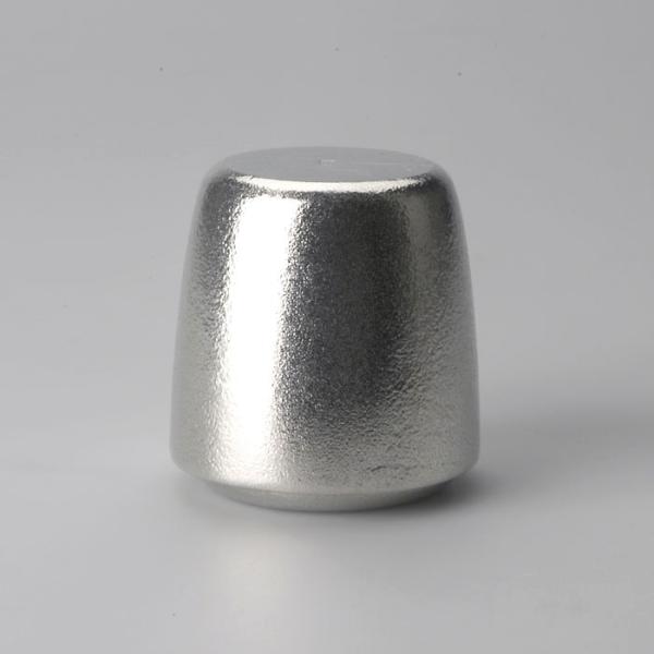 上下が重なり合う錫100％のぐい呑のセットです。旅行の車内やお花見などアウトドアにもコンパクトに携帯できます。また、一人でご使用になる場合は一方にお酒を入れ、もう一方をおつまみ入れとしてご利用いただくこともできます。イオンの効果により、水を...