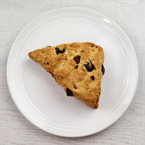 【地域限定送料無料】(※北海道・沖縄・一部離島等除く) 業務用食品チョコチャンクが贅沢にゴロゴロ入った手作り感のあるチョコレートスコーンです。外はサクサク、中はしっとり、温めるとバターの香りをより楽しめます。冷凍状態からレンジアップで調理が...