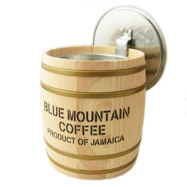 ■名称 HIHI 035 バレル■天然木×バケツ型灰皿天然木の素朴な風合いが魅力の木樽に、灰皿をセットしています。バケツには取り出し用フックが付いているので、洗うときに手が汚れず便利です。内フタには、差し込むと火が消える、消火ストッパーを付...