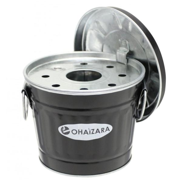 ■名称 灰皿 日本製 オハイザラ OHAIZARA 蓋付き トタン 亜鉛メッキ鋼板 ブラック 1L OHB1■バケツ型灰皿差し込むと火が消える、消火ストッパーを付けています。■日本製・ワンランク上質の「手づくりバケツ」素材のトタンは、塩化ビ...