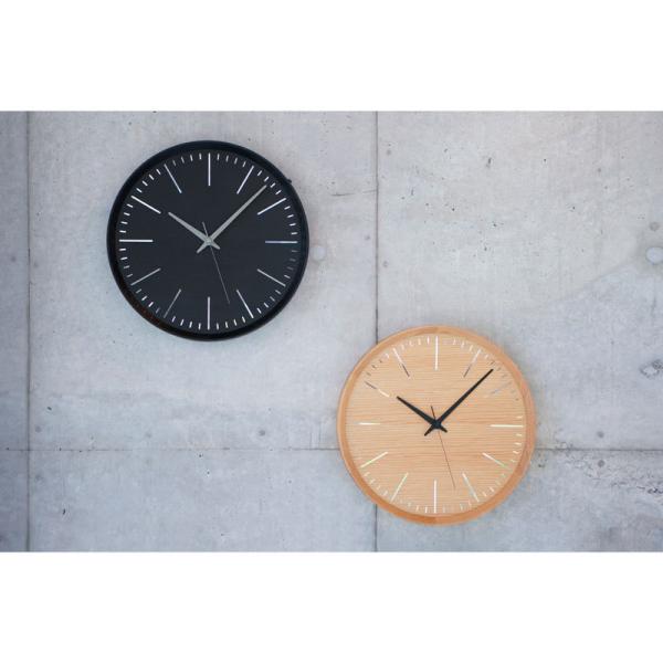 Fluctは“品格”をテーマに、素材と質感表現に主眼を置き、あらゆる細部まで徹底的にデザインされた壁掛け時計です。枠と文字盤の天然木材による柔らかで優しい表情、象嵌のような特徴的な鏡面仕上げのインデックス、針はクラシックな印象をもつドーフィ...