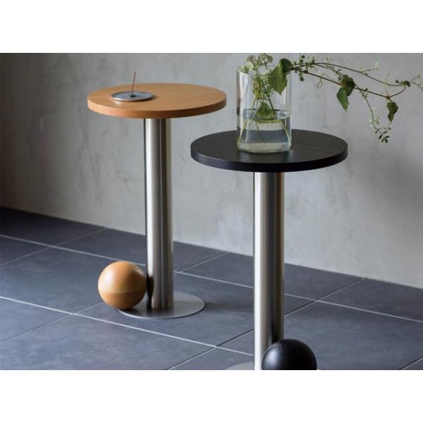 ウッドボールがコロンと転がってきて「ピタッ」と停まったような佇まいが漂わせるアートなエッセンス。アシンメトリーなシルエットに潜むのは、使いやすさと遊び心の絶妙なバランス。実用性を意識した天板の高さにこだわり、まわりと合わせやすいベーシックな...