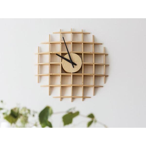 木組み建築のような立体感とインパクトのあるデザインが魅力です。柔らかなカーブを描く木の板を格子状に組み上げ、丁寧に作られています。数字のない文字盤は家具との馴染みもよく、大きめサイズでも圧迫感を感じさせません。◆寸法約W44×H44×D5c...
