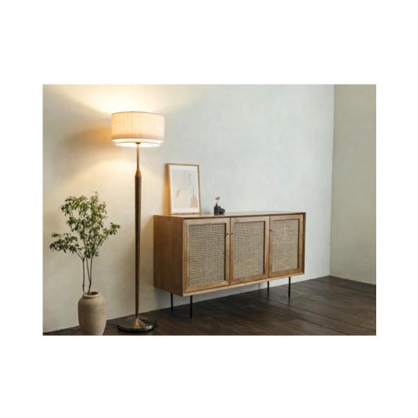 ミッドセンチュリーを彷彿とさせるシックなフロアライト。緩やかに厚みを変える支柱と2枚の重なるファブリックセードが、シンプルでありながら存在感のあるシルエットを作ります。足元に向かうにつれ細くなるウッドの支柱が繊細なシルエットを生み出します。...