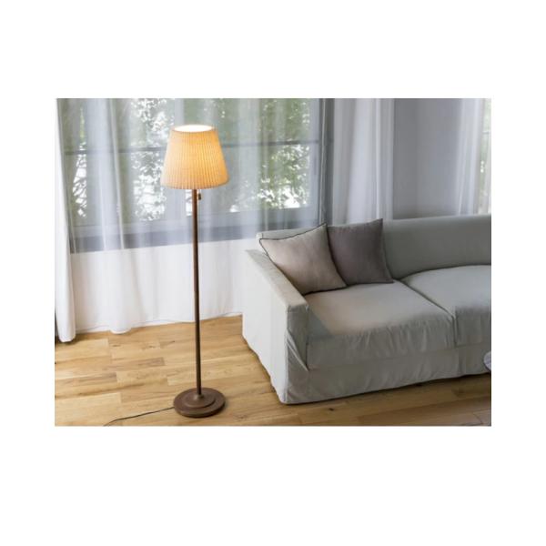 プリーツ状のセードが柔らかな明かりを灯すビンテージライクなフロアライト。ファブリックの素材感とプリーツが生み出す光の陰影が、ぬくもりのある空間を演出します。ギザギザを繰り返すプリーツ状のセードが上品で優雅な光を広げます。支柱やベース、プルス...