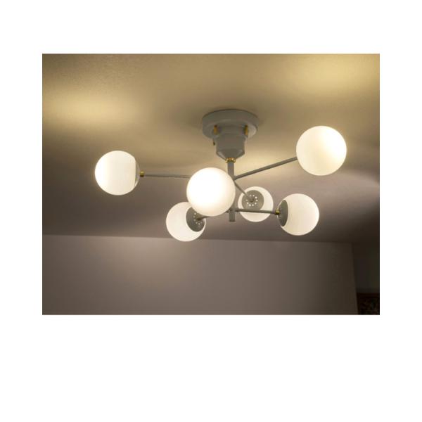 シンプルなボディに６つのホワイトガラスを配置したミニマルなデザインのシーリングライト。細いアームやソケットとガラスを真球にすることで、より繊細なフォルムを表現しました。６つのガラスセードを上下、長短と差をつけて配置し、立体的でリズムのあるシ...