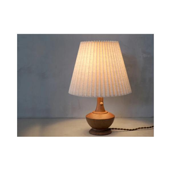 プリーツ状のセードが心地よい明かりを灯すナチュラルなテーブルライト。ファブリックセードが生み出す陰影が、ベッドサイドやテーブル上をやさしく包み込みます。自然のぬくもりが感じられる素材の組み合わせが、明かりと共にリラックスした空間を演出します...