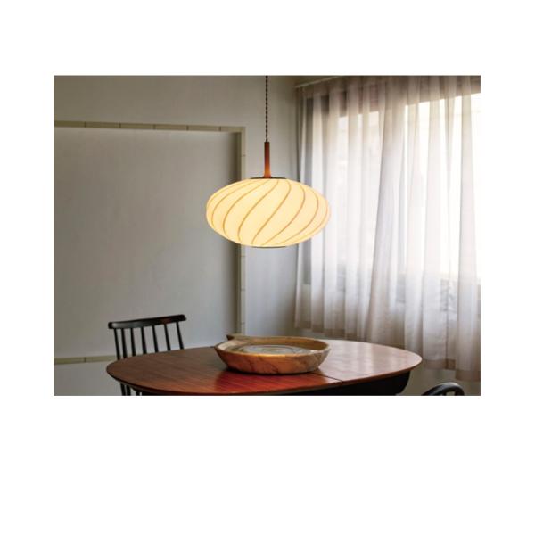 和紙にも似た弾力のある生地が人気のFalkペンダントライトの新型。緩やかなカーブのついたオーバルシルエットに普遍的な美しさを感じます。流れるような螺旋模様を描く細いワイヤーフレームにファイバーをスプレーで吹きつけて作られています。セード全体...