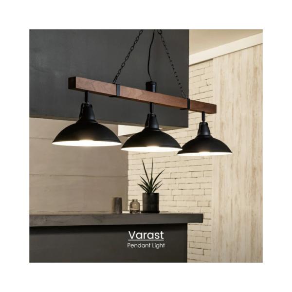 スチール製のセードを3つ並べて、その上に木の支柱を走らせたレトロな印象のペンダントライトです。異素材の組み合わせと人気のカラーコンビネーションがメンズライクな表情を作り出します。少し浅めのスチールセードがシャープなイメージを作ります。マット...