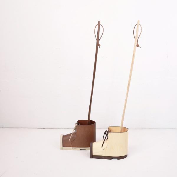 玄関に並ぶ姿が、まるで小さな靴。履くときの所作を、ちょっと特別にしてくれる靴べらスタンドです。職人の手でひとつひとつ曲げ加工された木のボディ。靴べらを使うたびに、ほんの少し微笑みがこぼれるそんな「使う楽しさ」を玄関に。カラーはナチュラル　ブ...