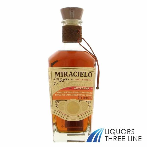 バーボン樽で3〜10年間熟成させたラムをブレンド。グアテマラのクラフトビール「アンティグア セルベッサ・ドン ナディエ」を貯蔵していた樽でフィニッシュした限定シリーズ。